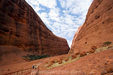 Hikers, Waipa Gorge, Kata Tjuta, Uluru _ Kata Tjuta National Park ...
