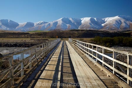 Bridge over Kye Burn and Kakanui Mountains, Kyeburn, near Ranfurly ...
