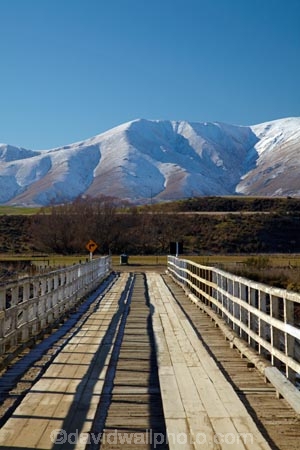 Bridge over Kye Burn and Kakanui Mountains, Kyeburn, near Ranfurly ...