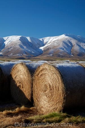 Hay bales and Kakanui Mountains, Kyeburn, near Ranfurly, Maniototo ...