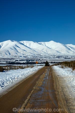 Road to Danseys Pass and Kakanui Mountains, near Ranfurly, Maniototo ...