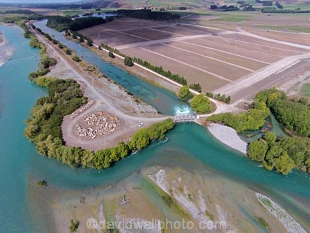 Waitaki River River and Lower Waitaki Irrigation Scheme, near Duntroon ...