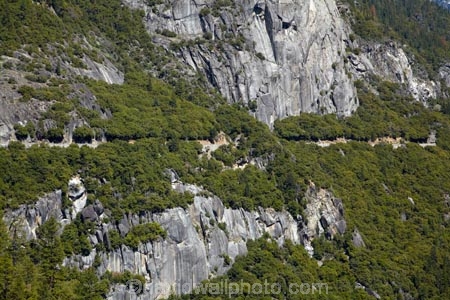 Big Oak Flat Road along cliffside descending into Yosemite Valley ...